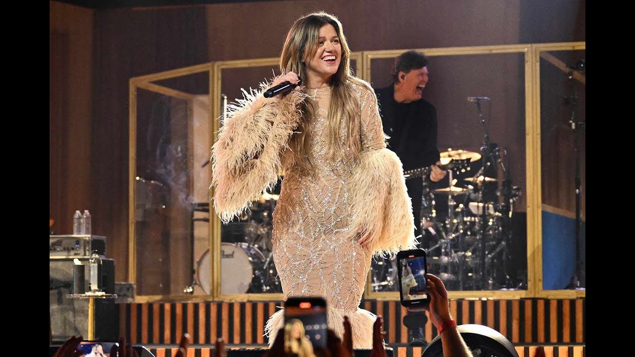 Kelly Clarkson drops F-bomb after band’s surprise move stuns her mid ...